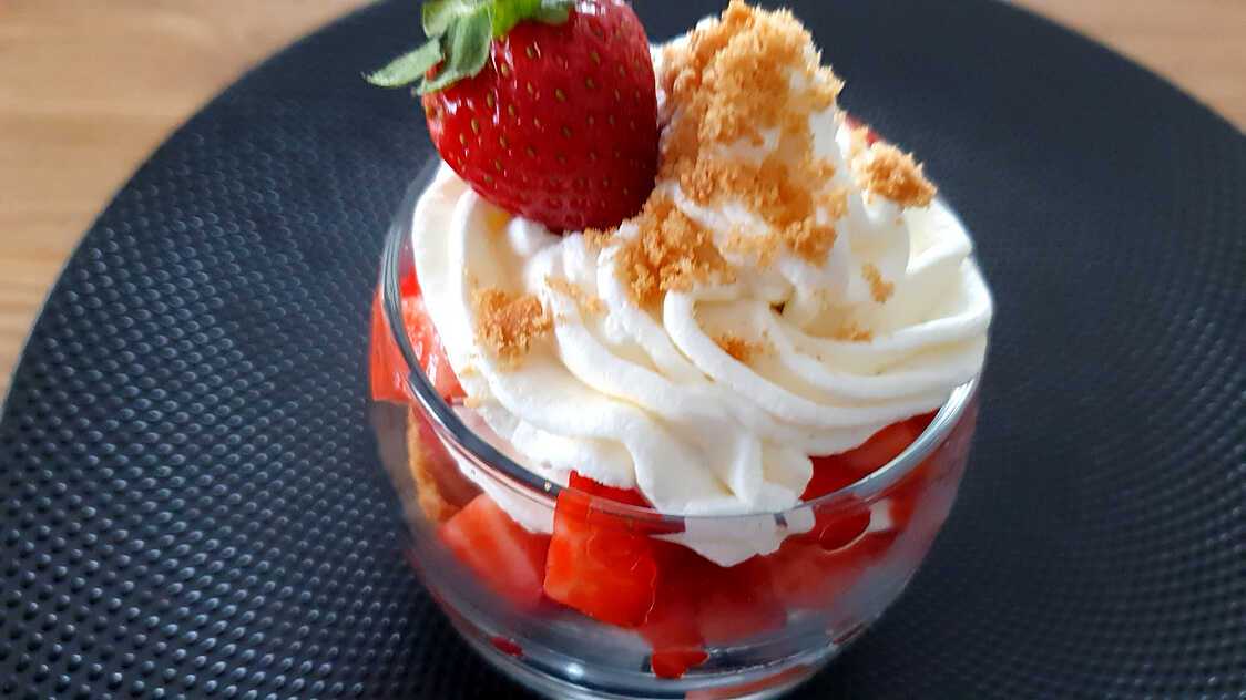 Recette de Coupe fraises coulis et chantilly
