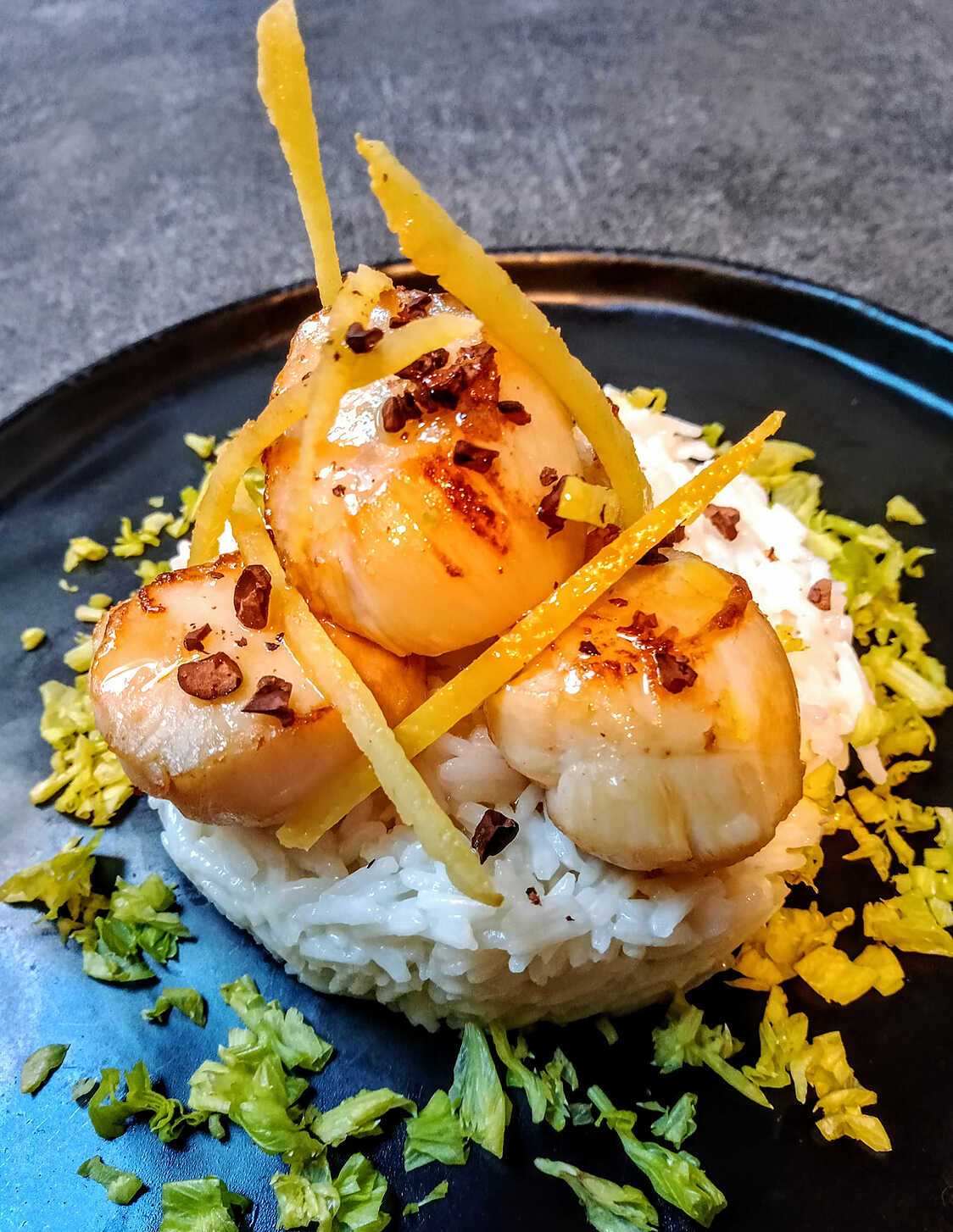 Recette de NOIX DE SAINT JACQUES RIZ SAUCE LEGERE AGRUMES ET FEVE DE ...