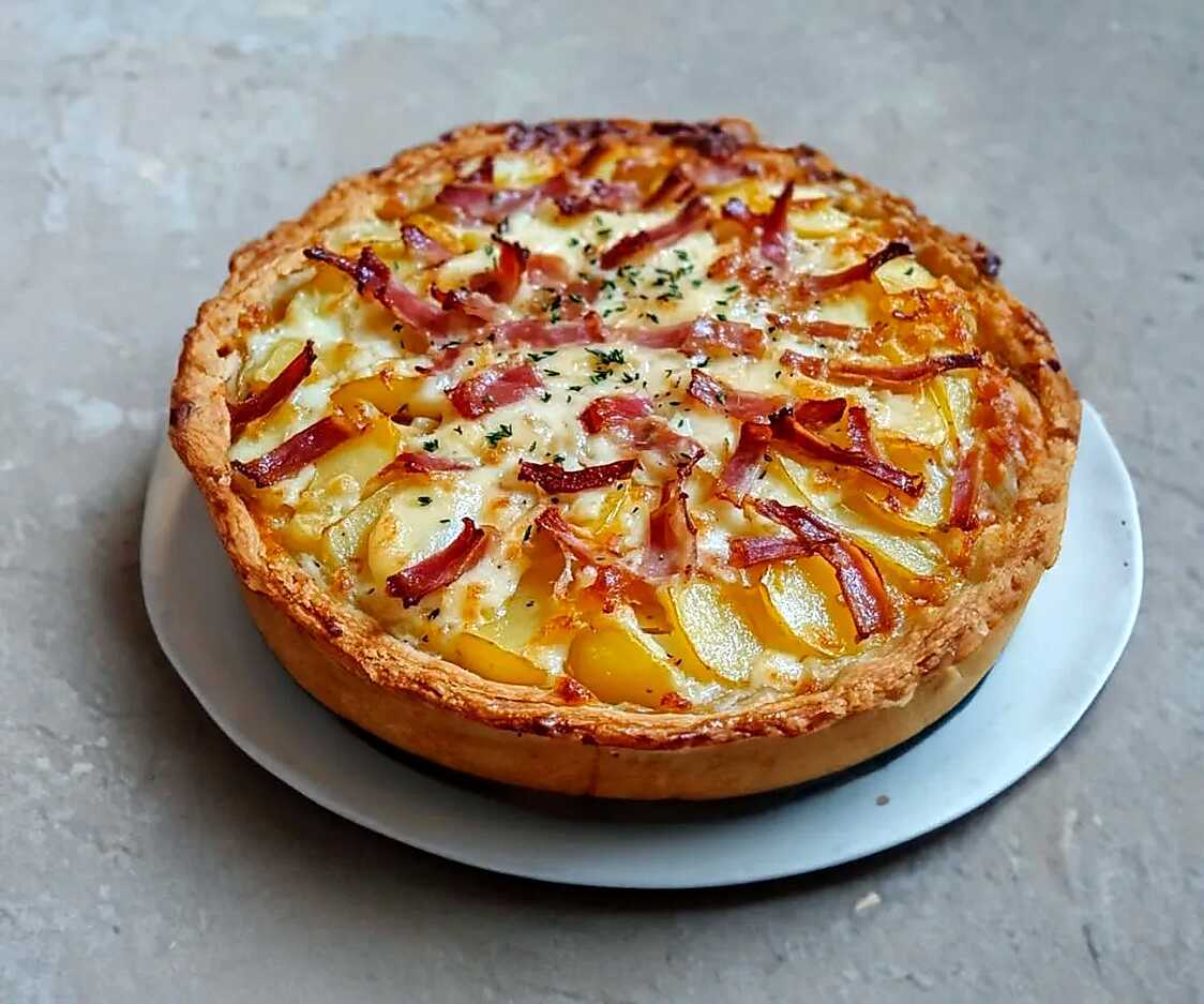 Recette de Tarte pomme de terres camembert lardons