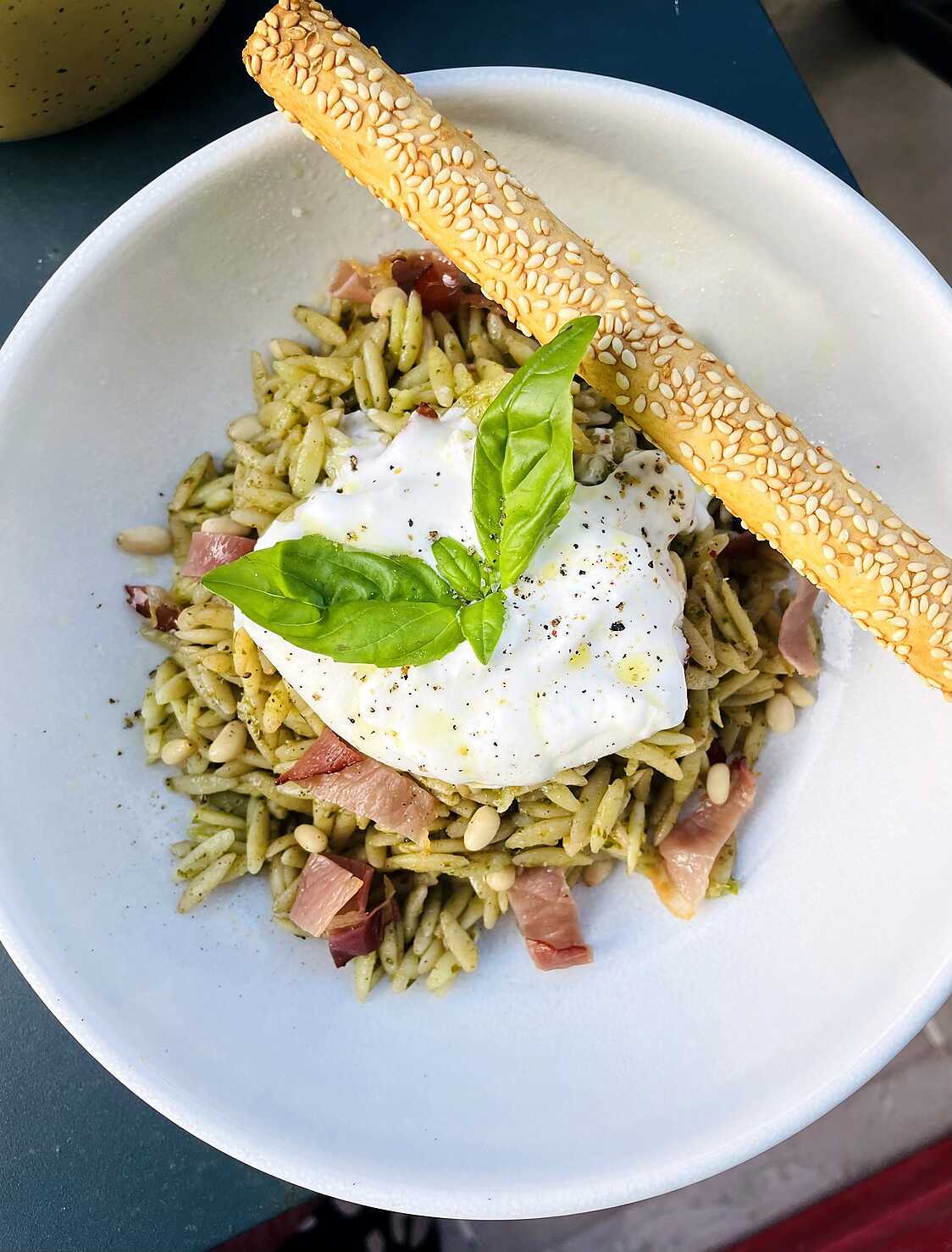 Recette de Salade de pâtes « orzo » sauce pesto et sa burrata