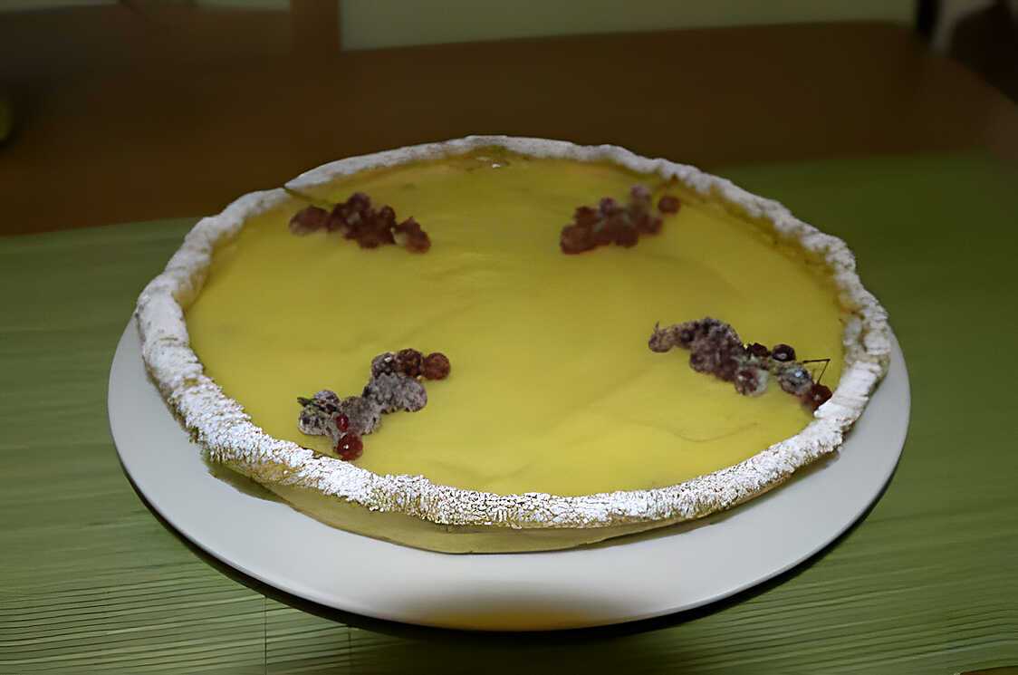 Recette de Tarte à la crème pâtissière et aux groseilles rouges.