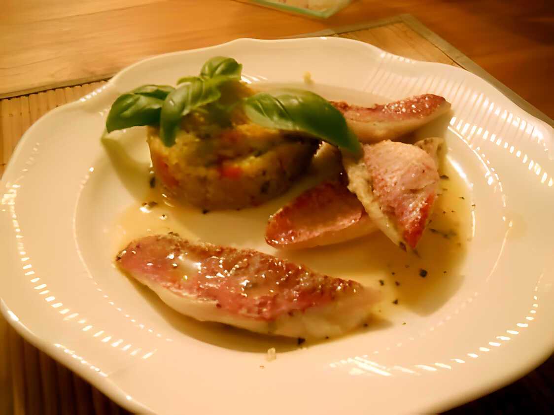 Recette de Filets de rouget poêlés, quinoa aux poivrons et pesto, jus ...