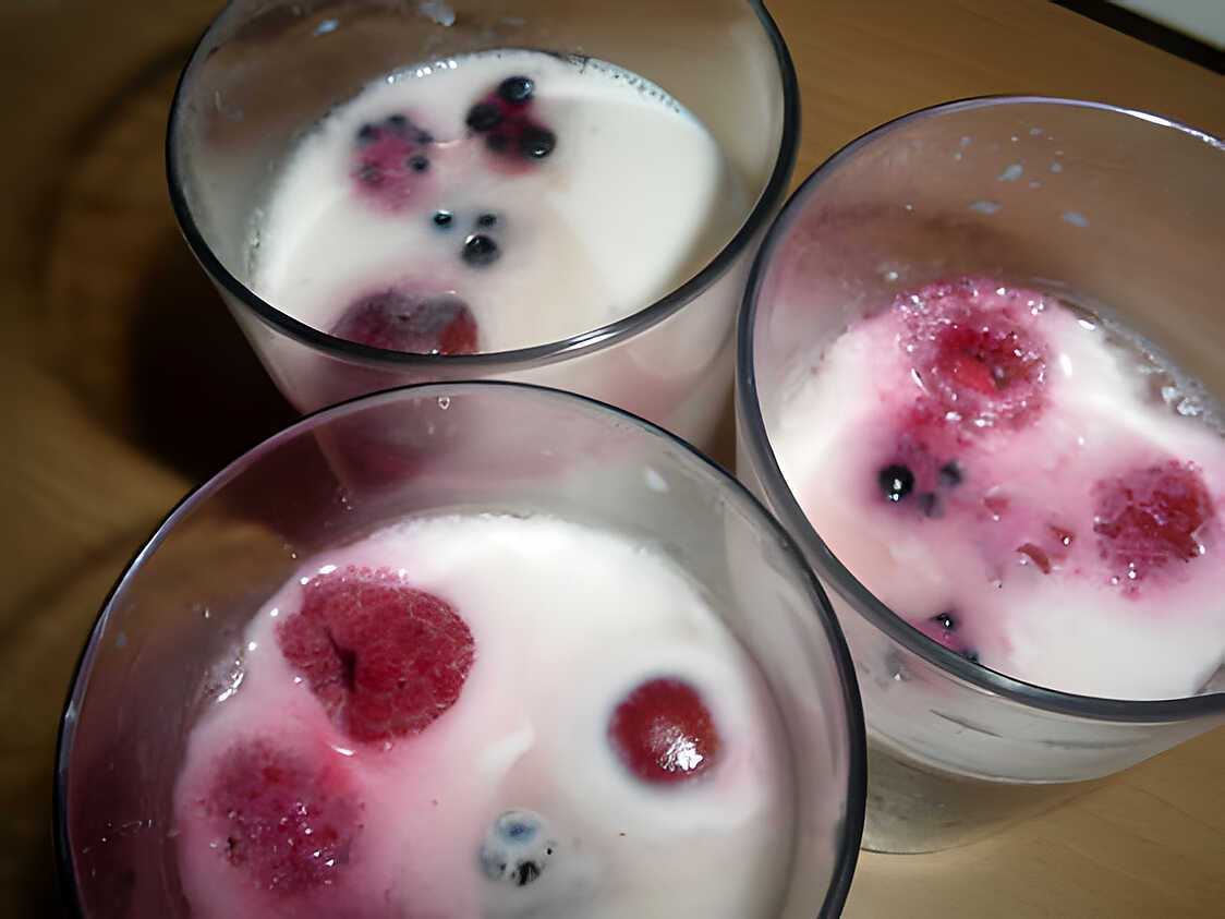Recette de Yaourt au sirop de framboise violette et fruits rouges