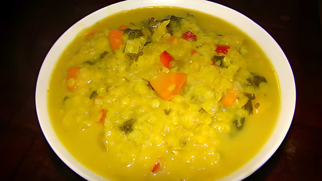 Recette de Soupe de lentilles corail au curry et aux bettes