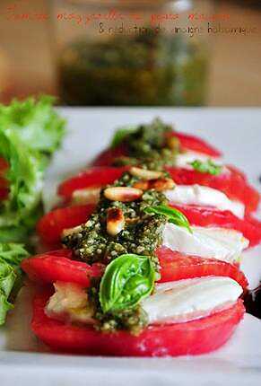 Recette de Tomate mozzarella au pesto de basilic maison & réduction de ...