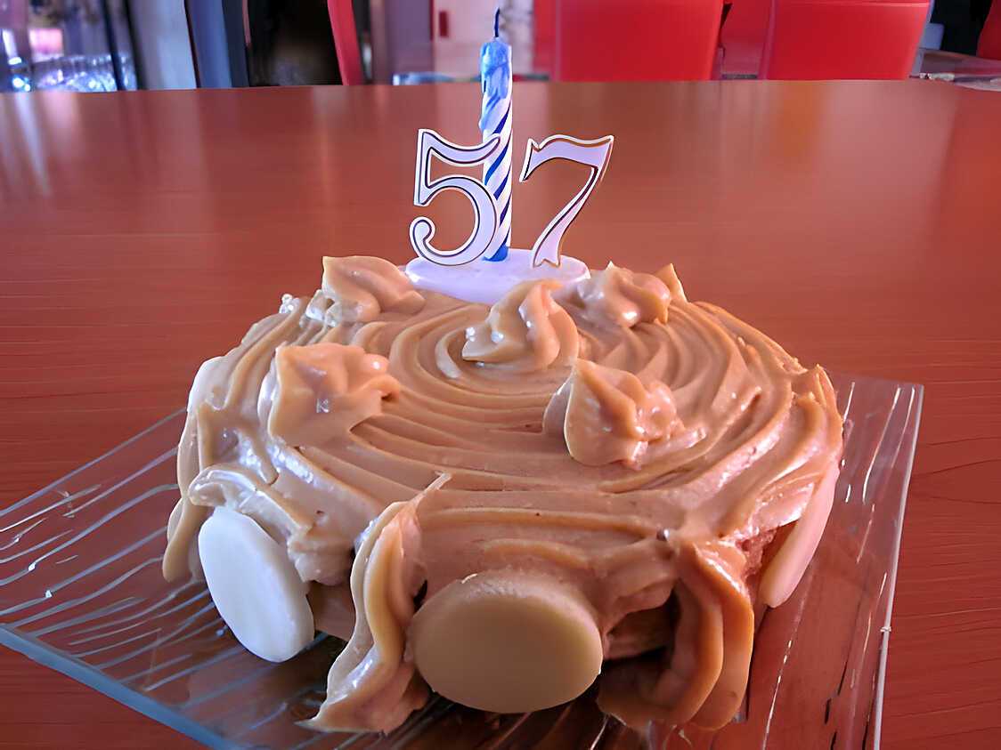 Recette de PETIT GÂTEAU D'ANNIVERSAIRE À LA CRÈME PRALINE (POUR MON PAPA)