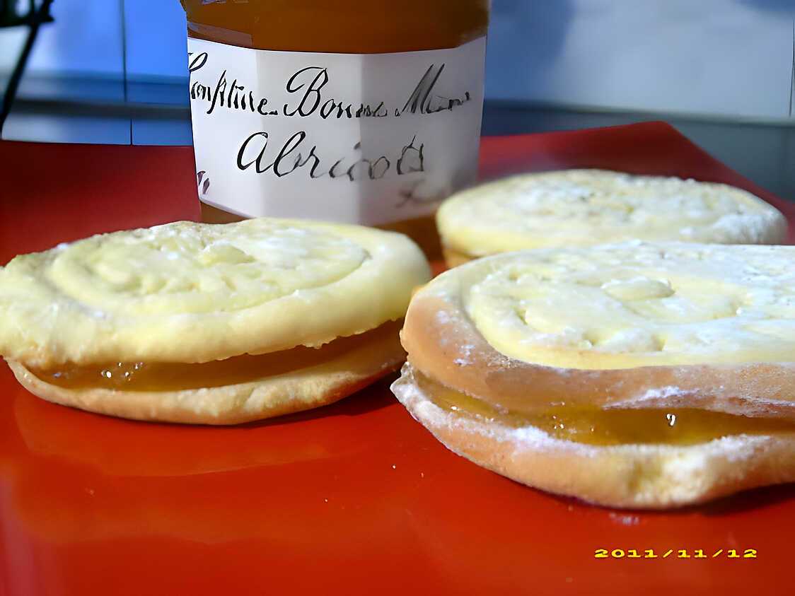 Recette de Mes biscuits maison à la confiture d'abricots
