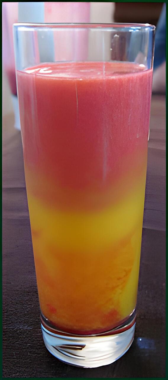Recette de Cocktail smoothie orange-mangue-framboise-sirop de fraises