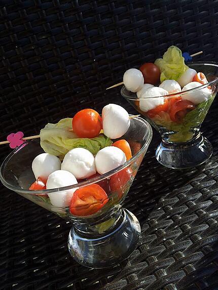 Recette de Verrines de salade aux tomates cerise et billes de mozzarella